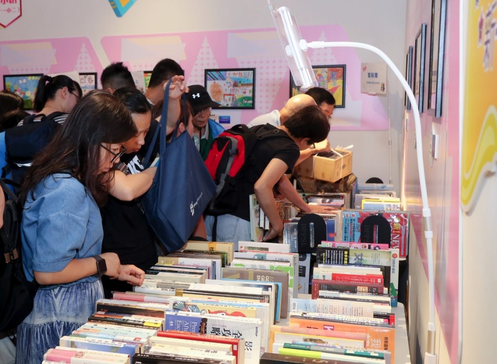 Libraries Encourage Book Exchange and Sharing of Reading Resources Book ...