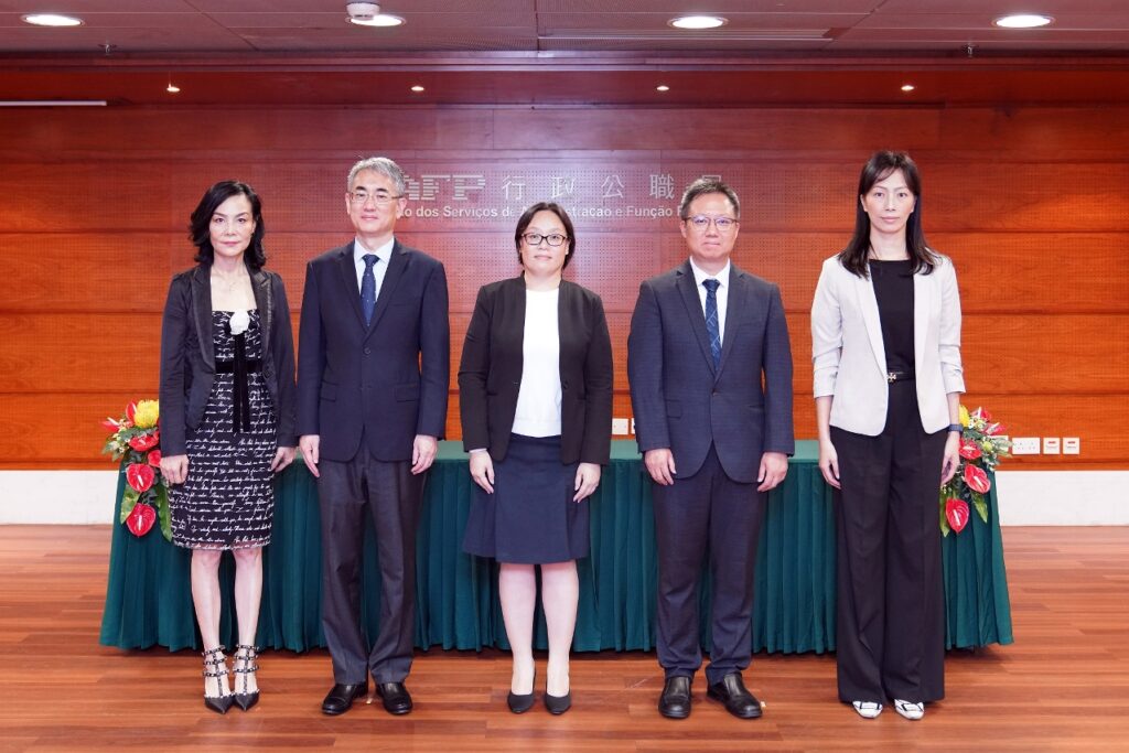 Directora da Direcção dos Serviços de Administração e Função Pública ...
