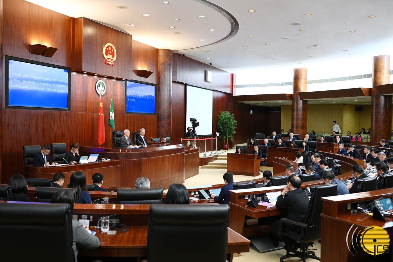 行政長官岑浩輝列席立法會全體會議，回顧特區政府過去半年的施政，介紹下半年的工作重點，並就經濟社會民生事務等議題回應議員提問。 – 澳門 ...